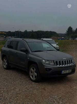 Grey Jeep Compass 2013 in Vilnius, with an engine capacity of 2.14 L and mileage of 265 thousand km for 1999 €, photo 4 on AUTOMOTO.COM.LV