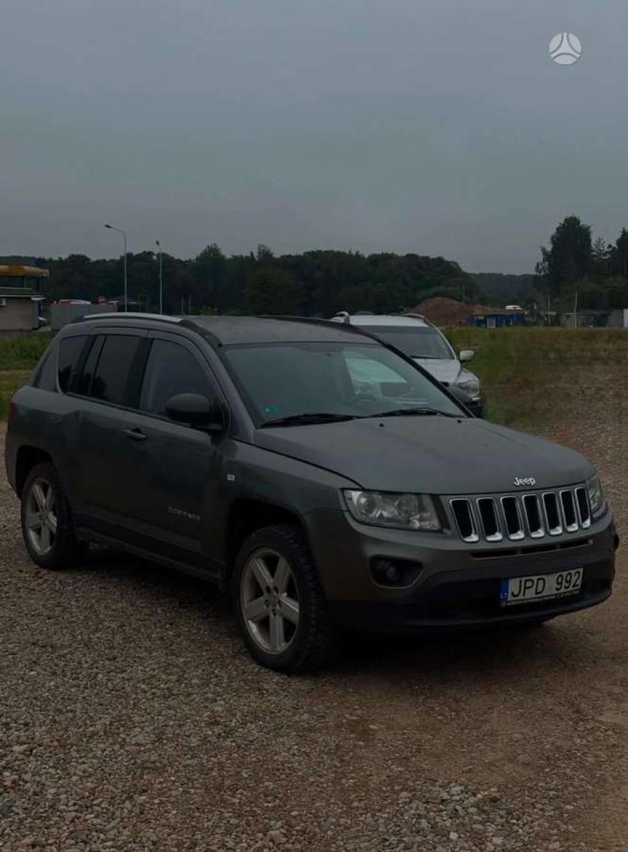 Grey Jeep Compass 2013 in Vilnius, with an engine capacity of 2.14 L and mileage of 265 thousand km for 1999 €, photo 4 on AUTOMOTO.COM.LV