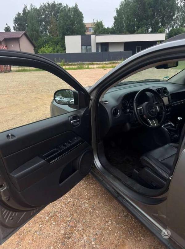 Grey Jeep Compass 2013 in Vilnius, with an engine capacity of 2.14 L and mileage of 265 thousand km for 1999 €, photo 6 on AUTOMOTO.COM.LV