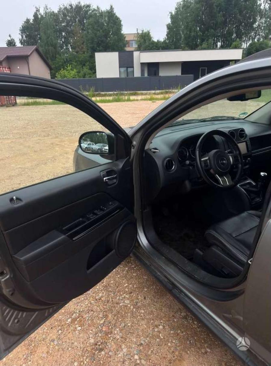 Grey Jeep Compass 2013 in Vilnius, with an engine capacity of 2.14 L and mileage of 265 thousand km for 1999 €, photo 6 on AUTOMOTO.COM.LV