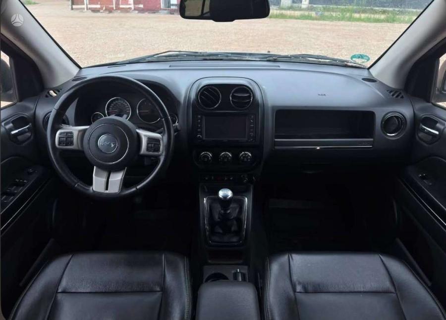 Grey Jeep Compass 2013 in Vilnius, with an engine capacity of 2.14 L and mileage of 265 thousand km for 1999 €, photo 7 on AUTOMOTO.COM.LV