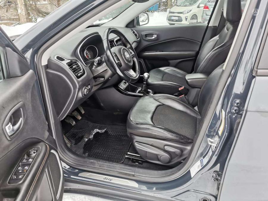 Grey Jeep Compass 2017 in Kaunas, with an engine capacity of 1.60 L and mileage of 138 thousand km for 11300 €, photo 10 on AUTOMOTO.COM.LV
