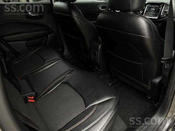 Grey Jeep Compass 2017 in Riga, with an engine capacity of 2.00 L and mileage of 161 thousand km for 9600 €, photo 9 on AUTOMOTO.COM.LV