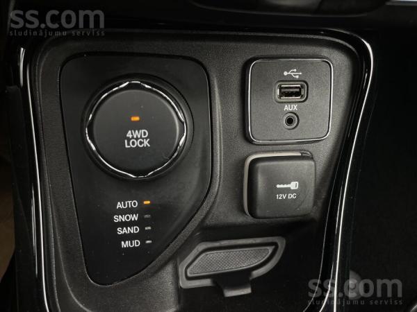 Grey Jeep Compass 2017 in Riga, with an engine capacity of 2.00 L and mileage of 161 thousand km for 9600 €, photo 11 on AUTOMOTO.COM.LV