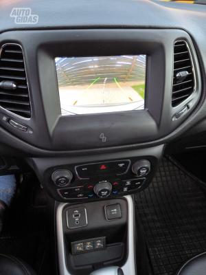 Pelēks Jeep Compass 2018 Klaipėda, ar dzinēja tilpumu 2.30 L un nobraukumu 88 tūkst. km par 13350 €, foto 4 vietnē AUTOMOTO.COM.LV