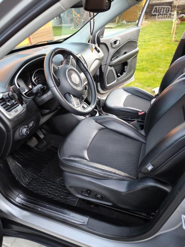 Grey Jeep Compass 2018 in Klaipeda, with an engine capacity of 2.30 L and mileage of 88 thousand km for 13350 €, photo 5 on AUTOMOTO.COM.LV