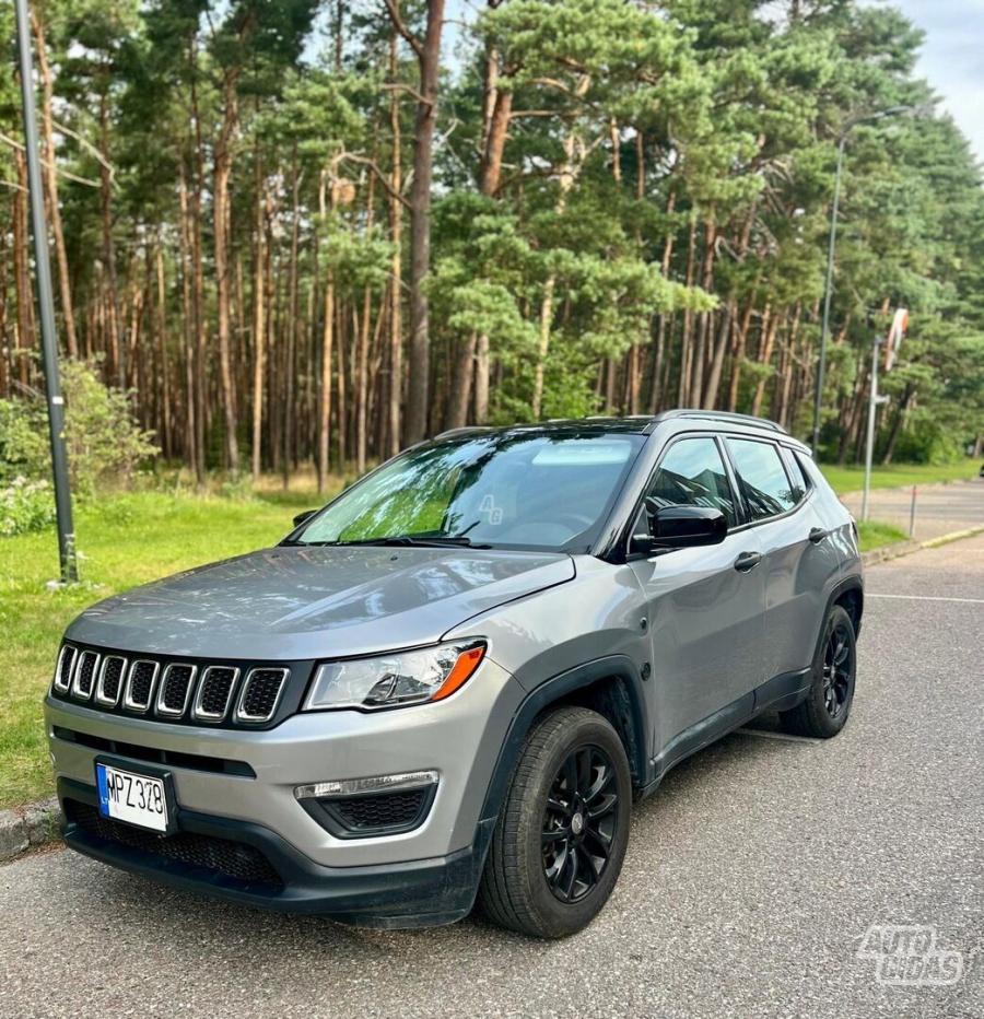 Grey Jeep Compass 2018 in Klaipeda, with an engine capacity of 2.40 L and mileage of 105 thousand km for 10700 €, photo 3 on AUTOMOTO.COM.LV