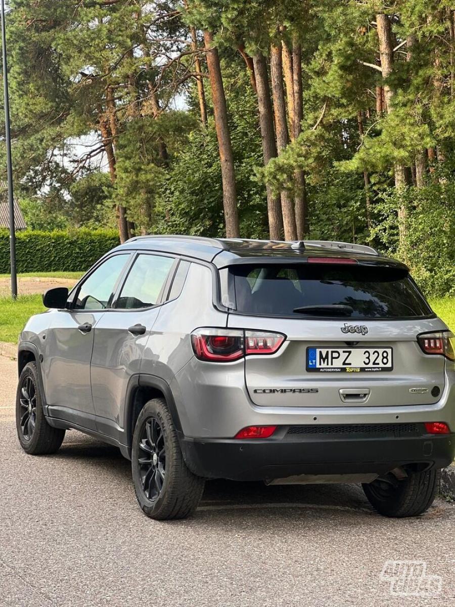 Grey Jeep Compass 2018 in Klaipeda, with an engine capacity of 2.40 L and mileage of 105 thousand km for 10700 €, photo 9 on AUTOMOTO.COM.LV