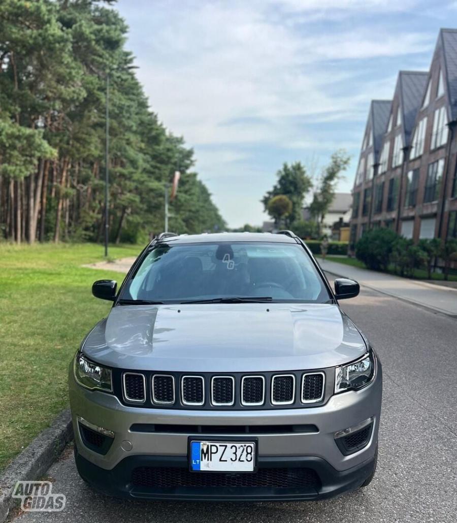 Pelēks Jeep Compass 2018 Klaipėda, ar dzinēja tilpumu 2.40 L un nobraukumu 105 tūkst. km par 10700 €, foto 4 vietnē AUTOMOTO.COM.LV