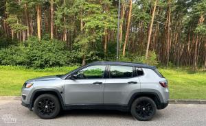 Pelēks Jeep Compass 2018 Klaipėda, ar dzinēja tilpumu 2.40 L un nobraukumu 105 tūkst. km par 10700 €, foto 5 vietnē AUTOMOTO.COM.LV