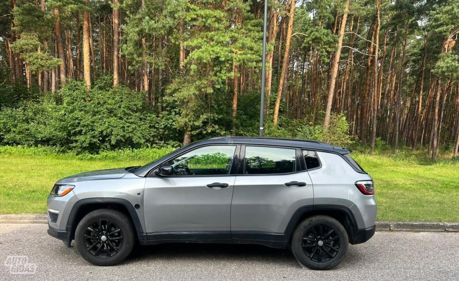 Pelēks Jeep Compass 2018 Klaipėda, ar dzinēja tilpumu 2.40 L un nobraukumu 105 tūkst. km par 10700 €, foto 5 vietnē AUTOMOTO.COM.LV