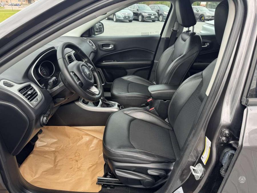 Grey Jeep Compass 2018 in Telschi, with an engine capacity of 1.96 L and mileage of 222 thousand km for 8800 €, photo 18 on AUTOMOTO.COM.LV