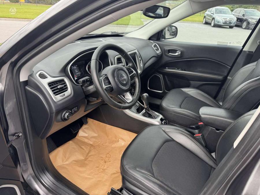 Grey Jeep Compass 2018 in Telschi, with an engine capacity of 1.96 L and mileage of 222 thousand km for 8800 €, photo 19 on AUTOMOTO.COM.LV