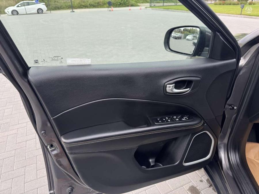 Grey Jeep Compass 2018 in Telschi, with an engine capacity of 1.96 L and mileage of 222 thousand km for 8800 €, photo 20 on AUTOMOTO.COM.LV