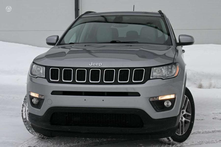 Grey Jeep Compass 2020 in Kretinga, with an engine capacity of 2.36 L and mileage of 101 thousand km for 14299 €, photo 2 on AUTOMOTO.COM.LV