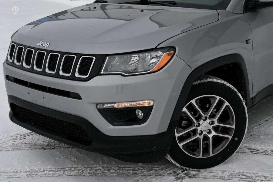 Grey Jeep Compass 2020 in Kretinga, with an engine capacity of 2.36 L and mileage of 101 thousand km for 14299 €, photo 4 on AUTOMOTO.COM.LV
