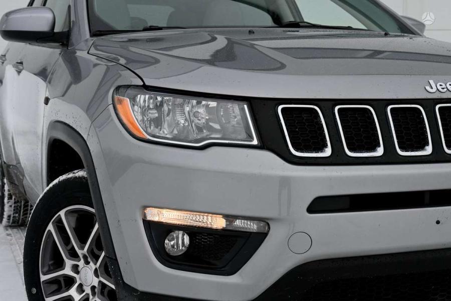 Grey Jeep Compass 2020 in Kretinga, with an engine capacity of 2.36 L and mileage of 101 thousand km for 14299 €, photo 6 on AUTOMOTO.COM.LV