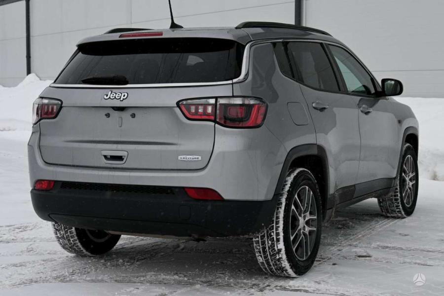Grey Jeep Compass 2020 in Kretinga, with an engine capacity of 2.36 L and mileage of 101 thousand km for 14299 €, photo 7 on AUTOMOTO.COM.LV