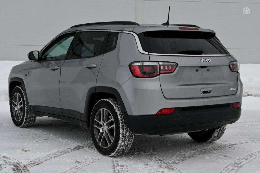 Grey Jeep Compass 2020 in Kretinga, with an engine capacity of 2.36 L and mileage of 101 thousand km for 14299 €, photo 9 on AUTOMOTO.COM.LV