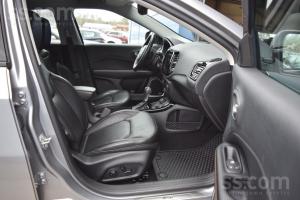 Pelēks Jeep Compass 2020 Rīga, ar dzinēja tilpumu 1.40 L un nobraukumu 121 tūkst. km par 13400 €, foto 13 vietnē AUTOMOTO.COM.LV