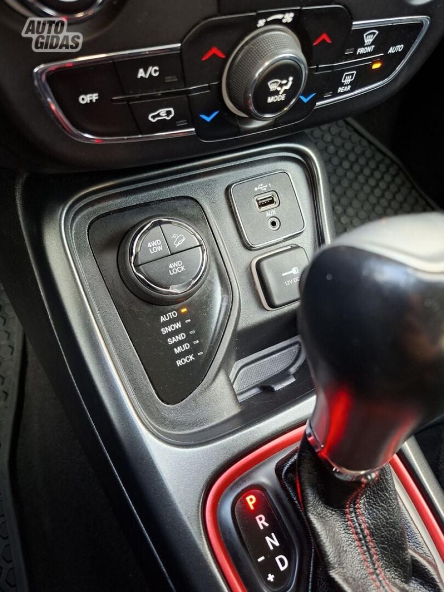 Grey Jeep Compass 2020 in Silale, with an engine capacity of 2.40 L and mileage of 181 thousand km for 13990 €, photo 9 on AUTOMOTO.COM.LV