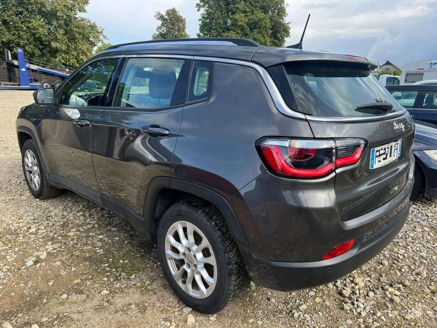 Grey Jeep Compass 2020 in Taurage, with an engine capacity of 1.33 L and mileage of 104 thousand km for 10000 €, photo 6 on AUTOMOTO.COM.LV
