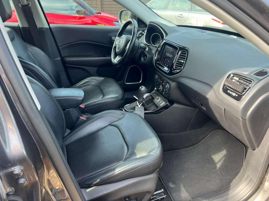 Grey Jeep Compass 2020 in Taurage, with an engine capacity of 1.33 L and mileage of 104 thousand km for 10000 €, photo 8 on AUTOMOTO.COM.LV