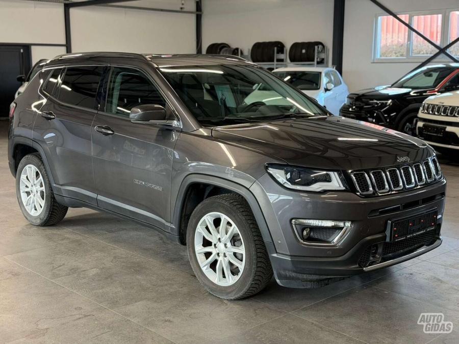 Pelēks Jeep Compass 2021 Kauņa, ar dzinēja tilpumu 1.30 L un nobraukumu 12 tūkst. km par 21646 €, foto 1 vietnē AUTOMOTO.COM.LV