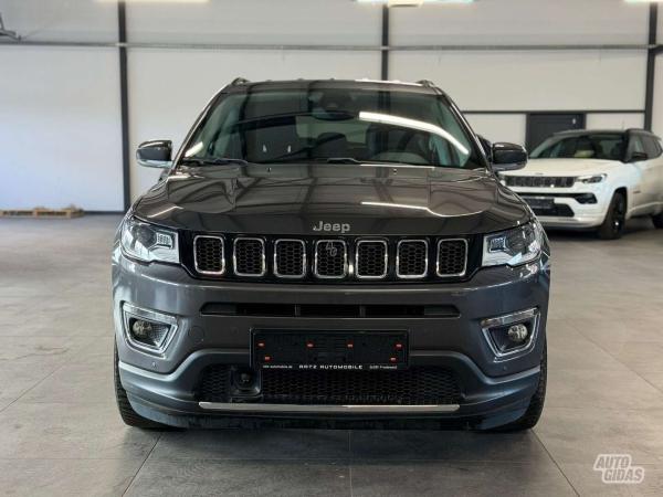 Pelēks Jeep Compass 2021 Kauņa, ar dzinēja tilpumu 1.30 L un nobraukumu 12 tūkst. km par 21646 €, foto 2 vietnē AUTOMOTO.COM.LV