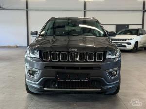 Pelēks Jeep Compass 2021 Kauņa, ar dzinēja tilpumu 1.30 L un nobraukumu 12 tūkst. km par 21646 €, foto 2 vietnē AUTOMOTO.COM.LV
