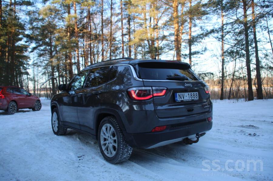 Grey Jeep Compass 2021 in Riga, with an engine capacity of 1.30 L and mileage of 78 thousand km for 14000 €, photo 5 on AUTOMOTO.COM.LV