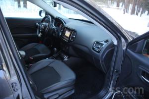 Grey Jeep Compass 2021 in Riga, with an engine capacity of 1.30 L and mileage of 78 thousand km for 14000 €, photo 9 on AUTOMOTO.COM.LV