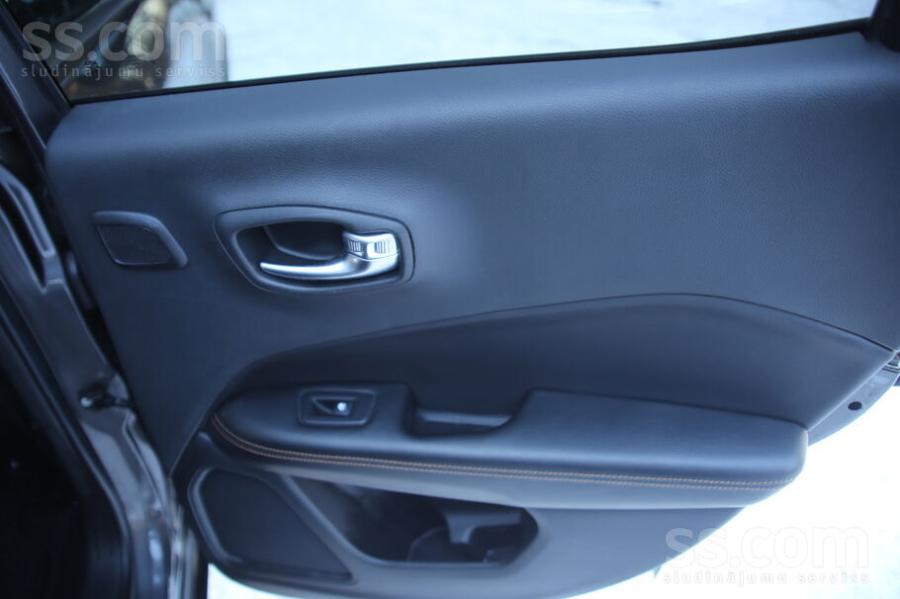 Grey Jeep Compass 2021 in Riga, with an engine capacity of 1.30 L and mileage of 78 thousand km for 14000 €, photo 10 on AUTOMOTO.COM.LV