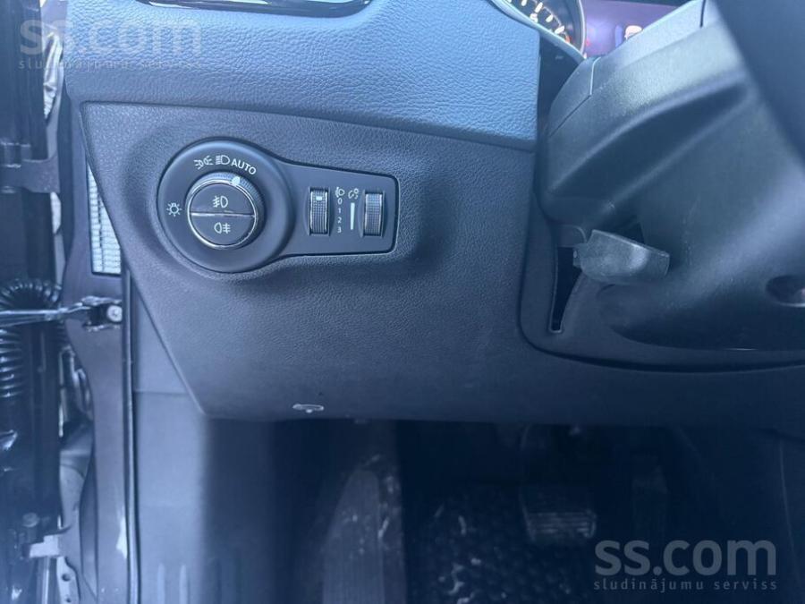Grey Jeep Compass 2021 in Riga, with an engine capacity of 1.30 L and mileage of 78 thousand km for 14000 €, photo 16 on AUTOMOTO.COM.LV