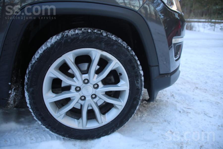 Grey Jeep Compass 2021 in Riga, with an engine capacity of 1.30 L and mileage of 78 thousand km for 14000 €, photo 17 on AUTOMOTO.COM.LV