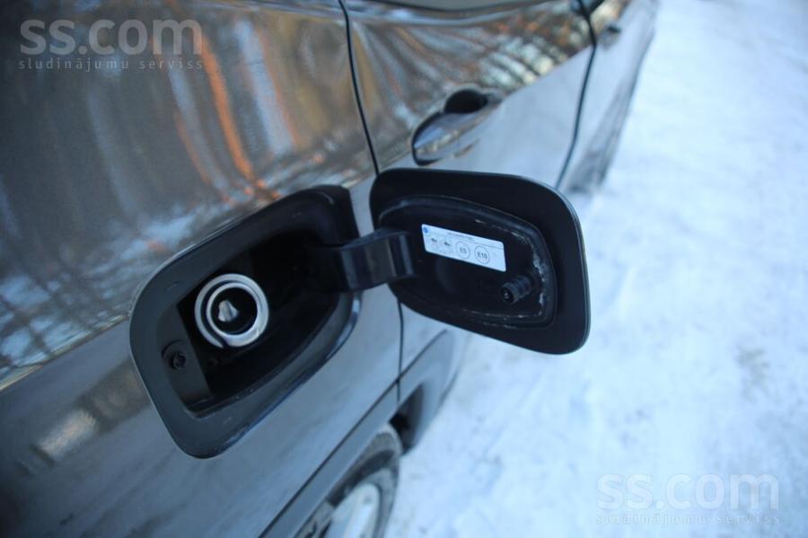 Grey Jeep Compass 2021 in Riga, with an engine capacity of 1.30 L and mileage of 78 thousand km for 14000 €, photo 18 on AUTOMOTO.COM.LV