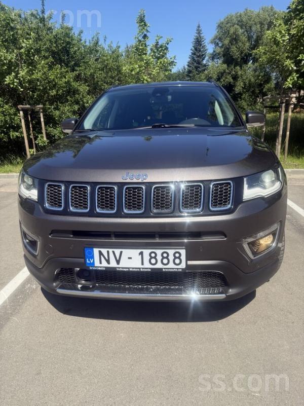 Grey Jeep Compass 2021 in Riga, with an engine capacity of 1.30 L and mileage of 80 thousand km for 16795 €, photo 2 on AUTOMOTO.COM.LV