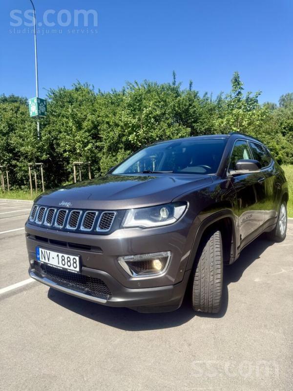 Grey Jeep Compass 2021 in Riga, with an engine capacity of 1.30 L and mileage of 80 thousand km for 16795 €, photo 3 on AUTOMOTO.COM.LV