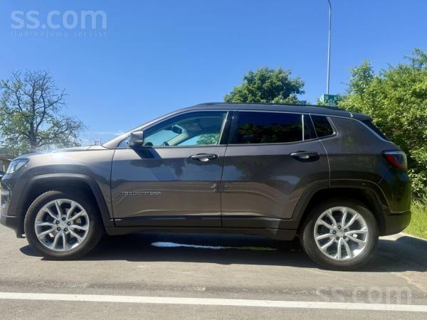 Grey Jeep Compass 2021 in Riga, with an engine capacity of 1.30 L and mileage of 80 thousand km for 16795 €, photo 7 on AUTOMOTO.COM.LV