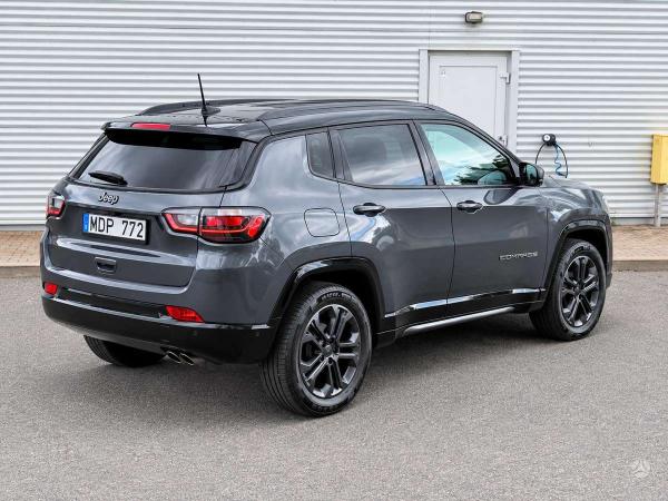 Jeep Compass 2021 in Vilnius on AUTOMOTO.COM.LV Grey Jeep Compass 2021 in Vilnius, with an engine capacity of 1.33 L and mileage of 130 thousand km for 16950 β¬, photo 4 on AUTOMOTO.COM.LV