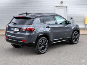 Pelēks Jeep Compass 2021 Viļņa, ar dzinēja tilpumu 1.33 L un nobraukumu 130 tūkst. km par 16950 €, foto 4 vietnē AUTOMOTO.COM.LV