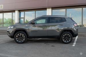 Pelēks Jeep Compass 2021 Viļņa, ar dzinēja tilpumu 1.33 L un nobraukumu 131 tūkst. km par 19555 €, foto 4 vietnē AUTOMOTO.COM.LV