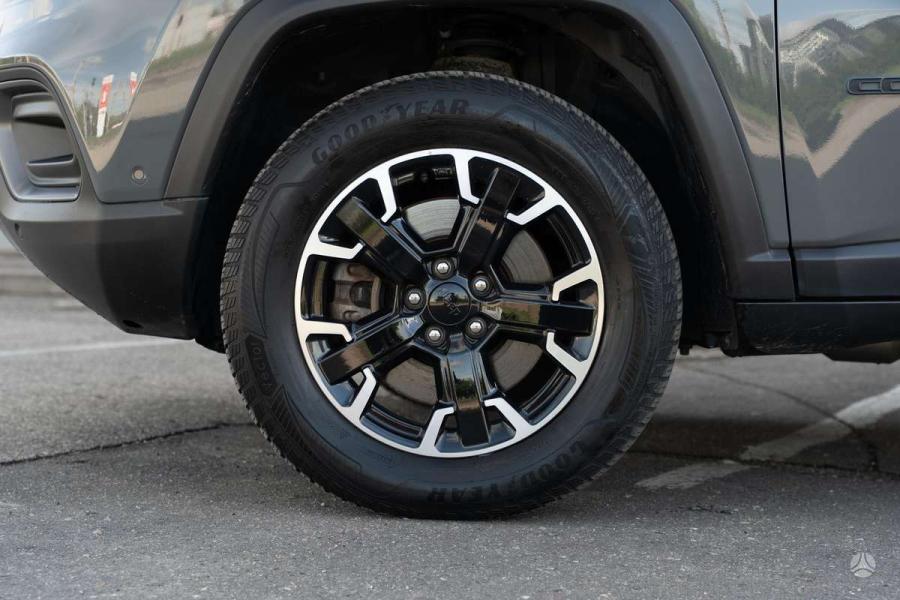 Pelēks Jeep Compass 2021 Viļņa, ar dzinēja tilpumu 1.33 L un nobraukumu 131 tūkst. km par 19555 €, foto 13 vietnē AUTOMOTO.COM.LV