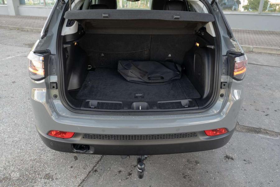 Pelēks Jeep Compass 2021 Viļņa, ar dzinēja tilpumu 1.33 L un nobraukumu 131 tūkst. km par 19555 €, foto 16 vietnē AUTOMOTO.COM.LV