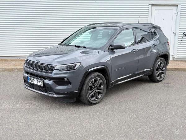 Pelēks Jeep Compass 2022 Viļņa, ar dzinēja tilpumu 1.33 L un nobraukumu 130 tūkst. km par 16950 €, foto 1 vietnē AUTOMOTO.COM.LV