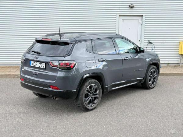 Pelēks Jeep Compass 2022 Viļņa, ar dzinēja tilpumu 1.33 L un nobraukumu 130 tūkst. km par 16950 €, foto 3 vietnē AUTOMOTO.COM.LV