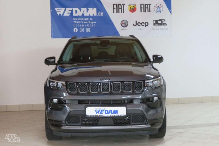Grey Jeep Compass 2023 in Kaunas, with an engine capacity of 1.50 L and mileage of 25 thousand km for 27772 €, photo 4 on AUTOMOTO.COM.LV