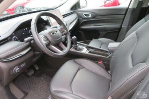 Grey Jeep Compass 2023 in Kaunas, with an engine capacity of 1.50 L and mileage of 25 thousand km for 27772 €, photo 8 on AUTOMOTO.COM.LV