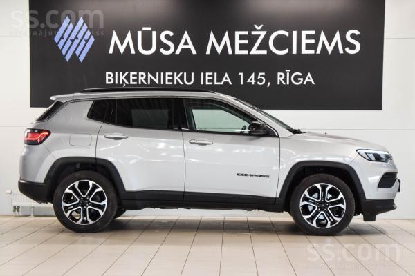 Grey Jeep Compass 2023 in Riga, with an engine capacity of 1.50 L and mileage of 54 thousand km for 21990 €, photo 4 on AUTOMOTO.COM.LV