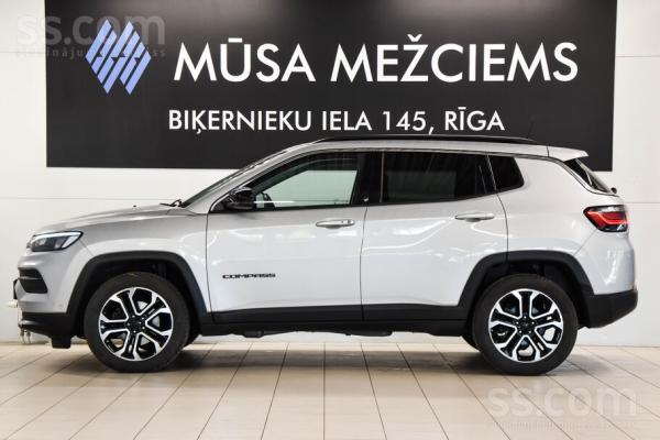 Grey Jeep Compass 2023 in Riga, with an engine capacity of 1.50 L and mileage of 54 thousand km for 21990 €, photo 5 on AUTOMOTO.COM.LV